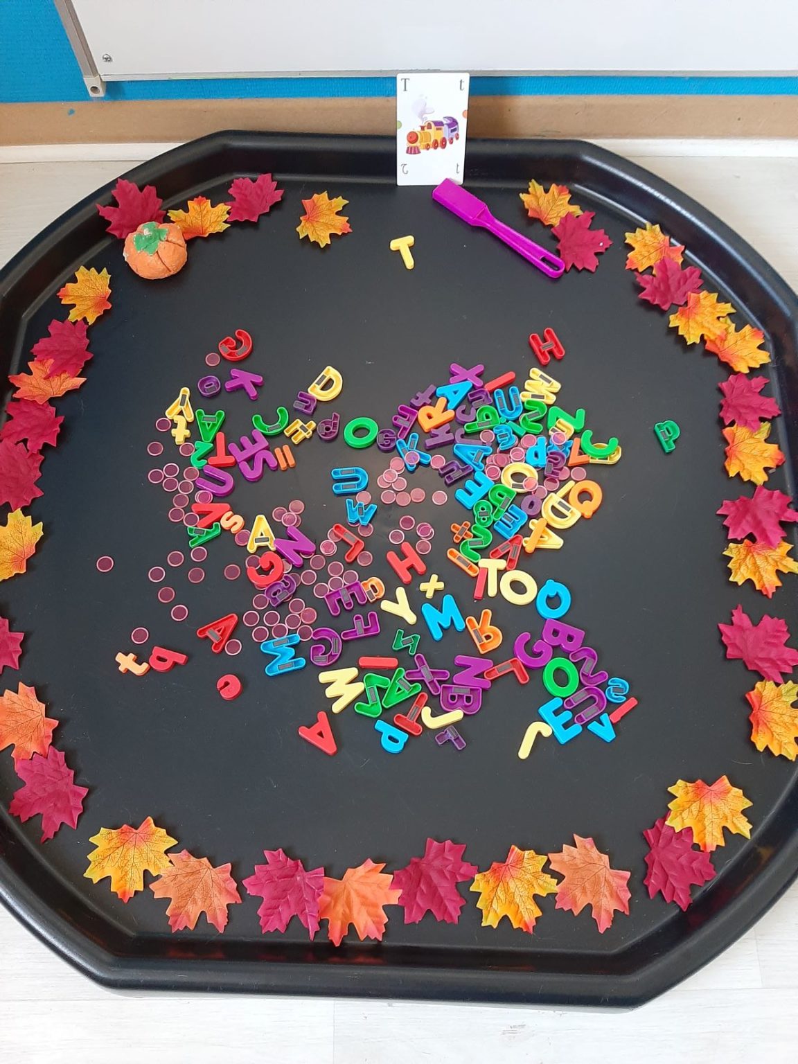 La pêche aux lettres Montessori avec le Tuff Tray | Jeux et partage