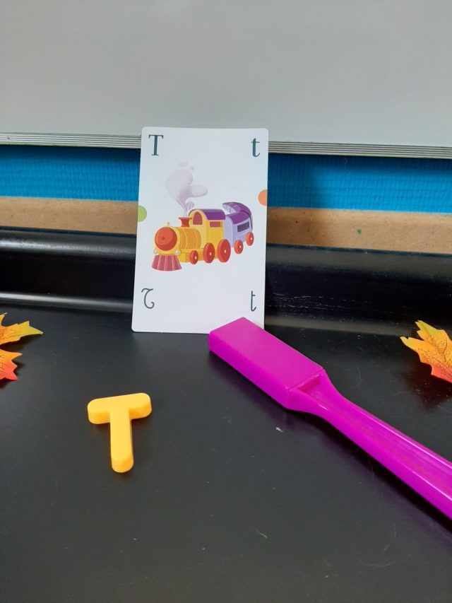 La pêche aux lettres Montessori avec le Tuff Tray | Jeux et partage