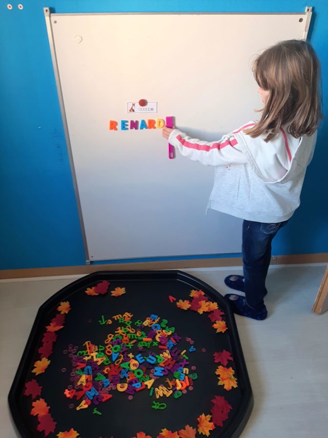 La pêche aux lettres Montessori avec le Tuff Tray | Jeux et partage